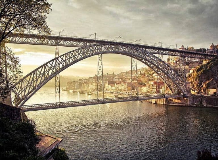 A famosa ponte da cidade do Porto - Portugal Afora - Tours Privativos